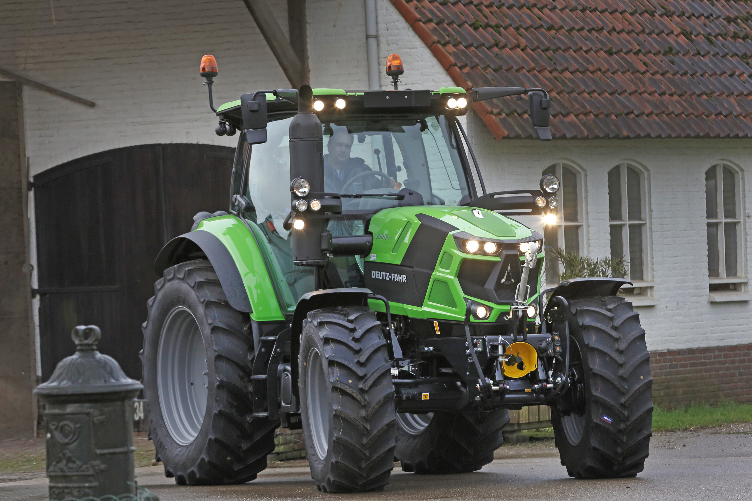 Deutz-Fahr 6-serie met nieuwe neus en nieuwe tanden - Boerderij